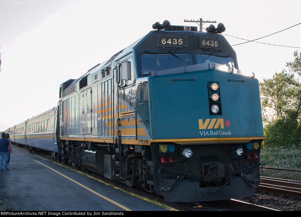 VIA 6435 on train 64